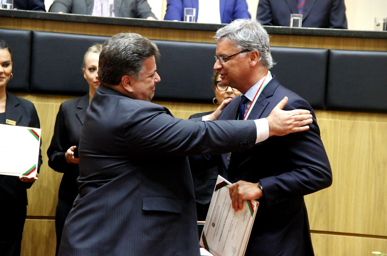 Desembargador Rodrigo Collaço recebe a Comenda do Legislativo – Blog do ...