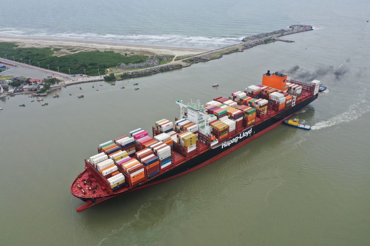 Porto de Navegantes recebe um dos maiores navios de contêineres do país ...