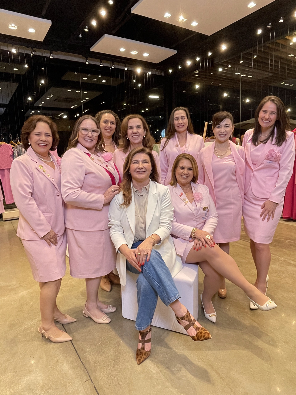 Marca Lez a Lez leiloa obras criadas por artistas da têxtil Lunelli em ...